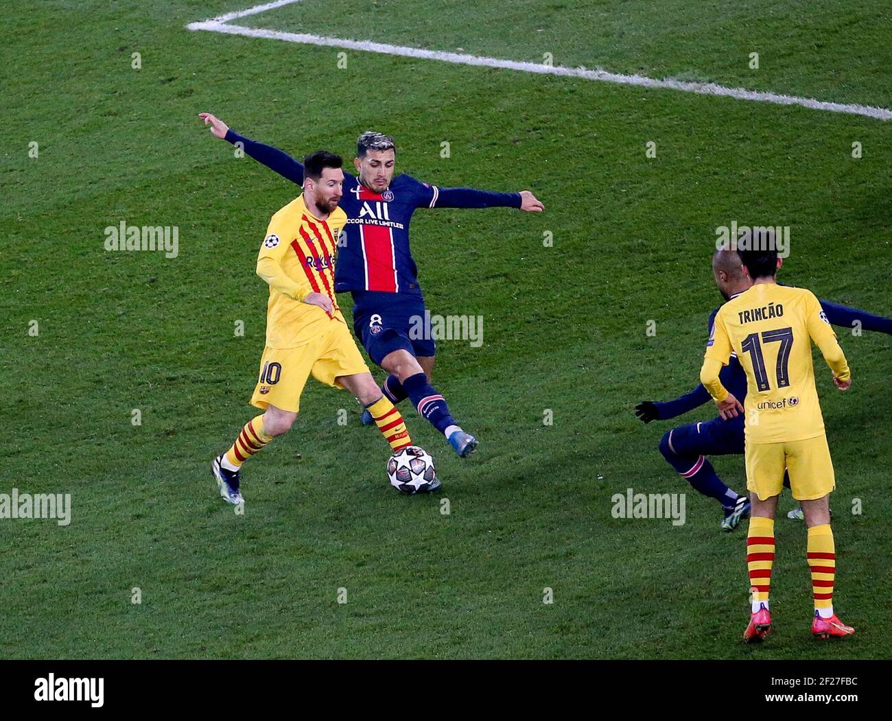 Lionel Messi of Barcelona, Leandro Paredes of PSG during the UEFA ...