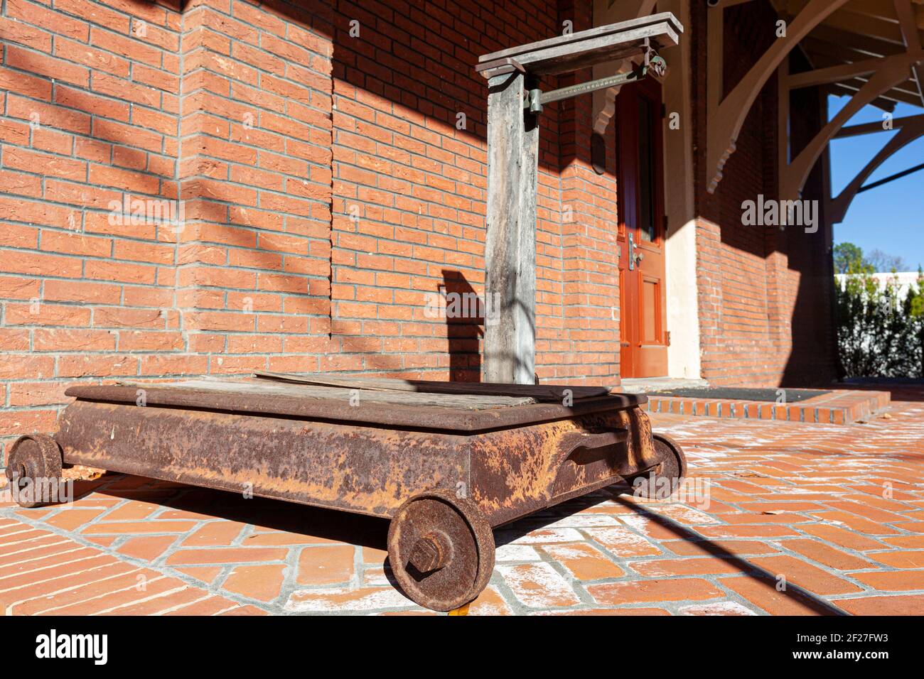 Beam balance scale hi-res stock photography and images - Alamy