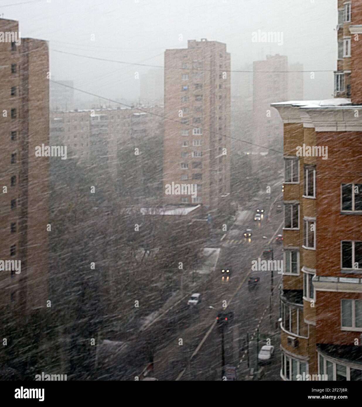 Wind, snow, city hi-res stock photography and images - Alamy