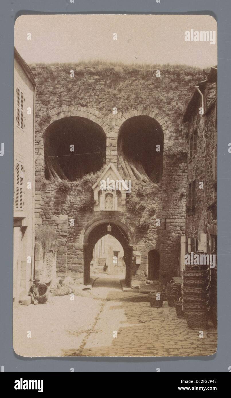 Jerzual gate in the Breton city of Dinan Stock Photo - Alamy