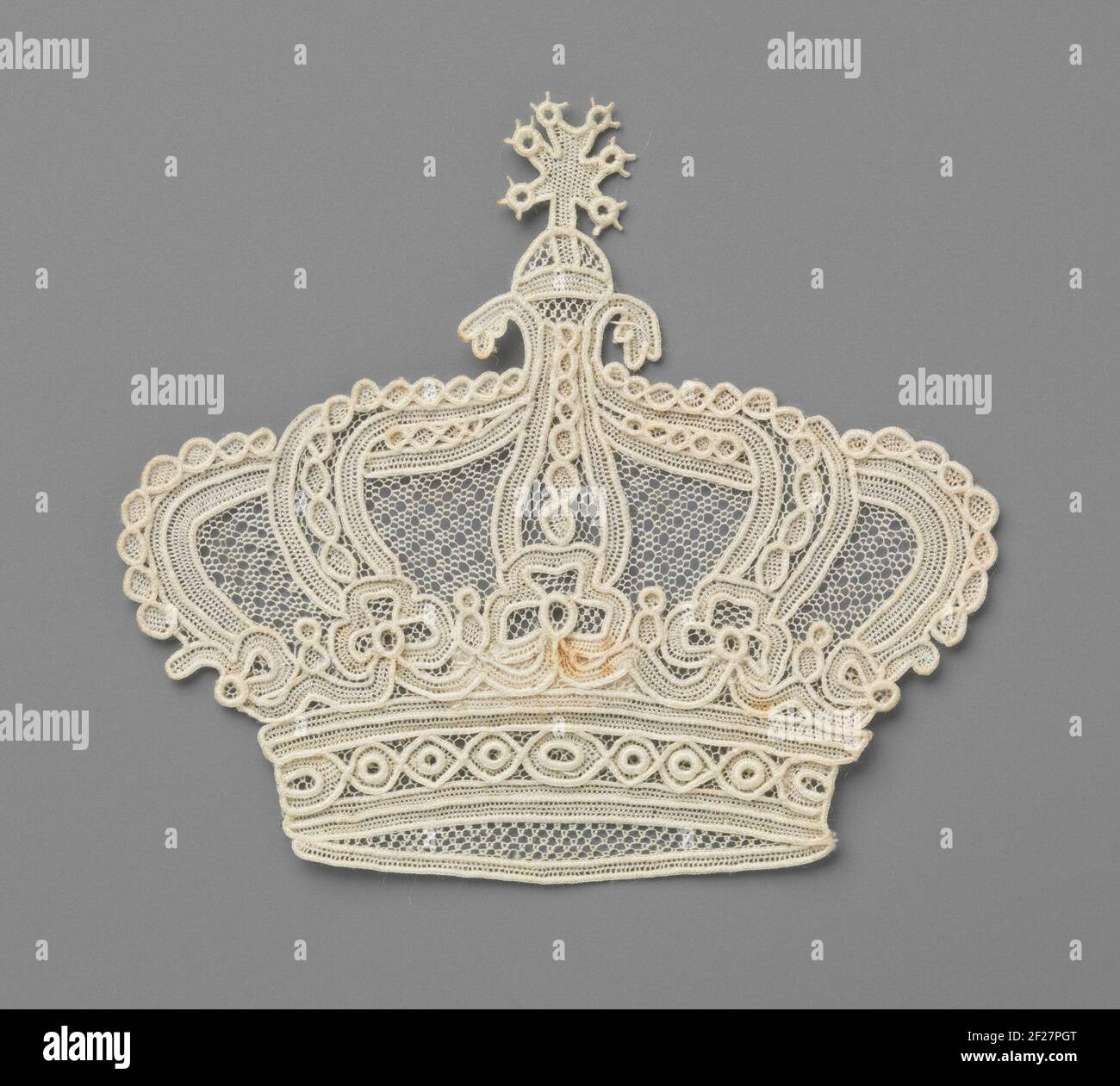 Ontwerp van naaldkant met een motief van een kroon.Design of natural ...