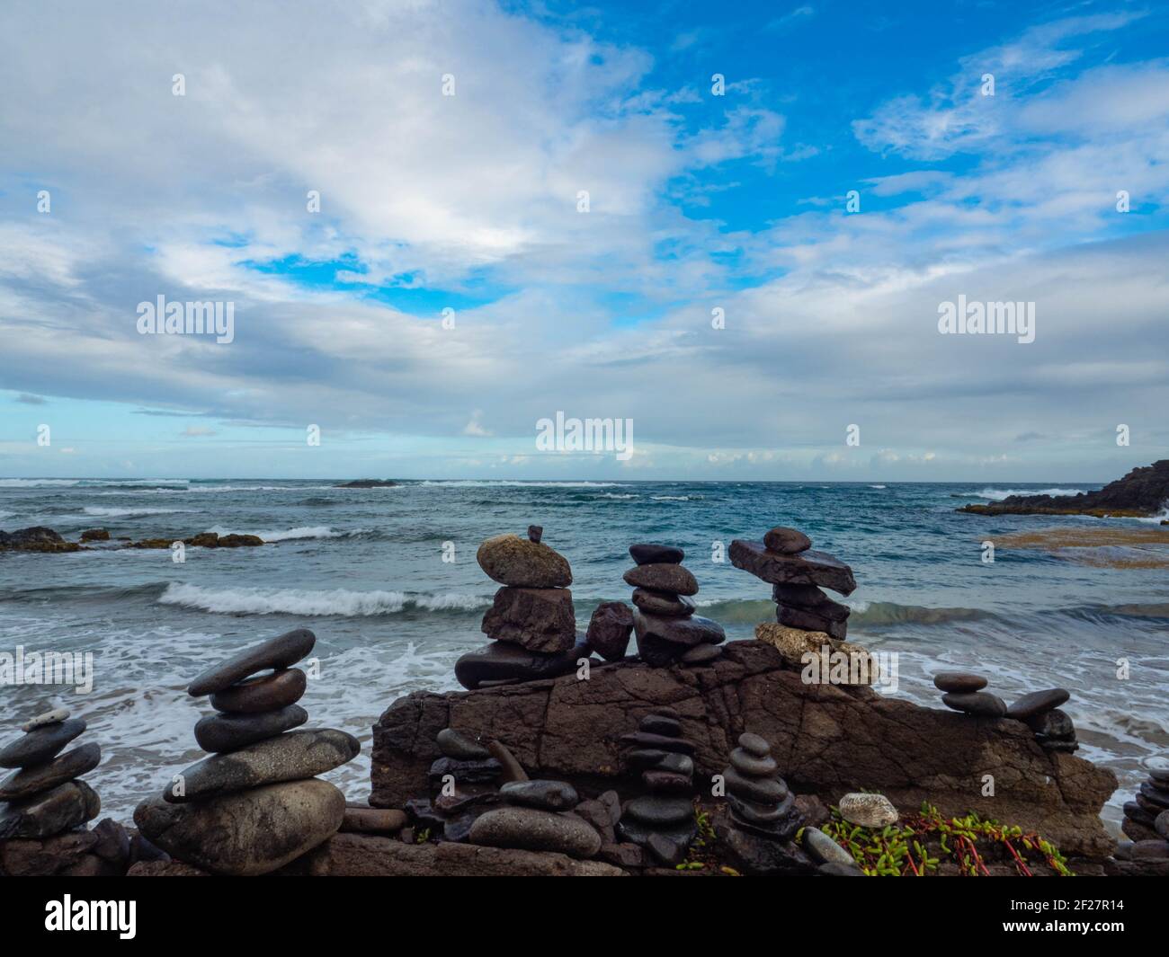 Balancing statue hi-res stock photography and images - Alamy
