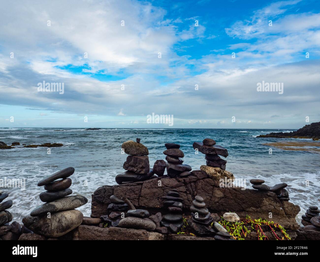 Balancing statue hi-res stock photography and images - Alamy