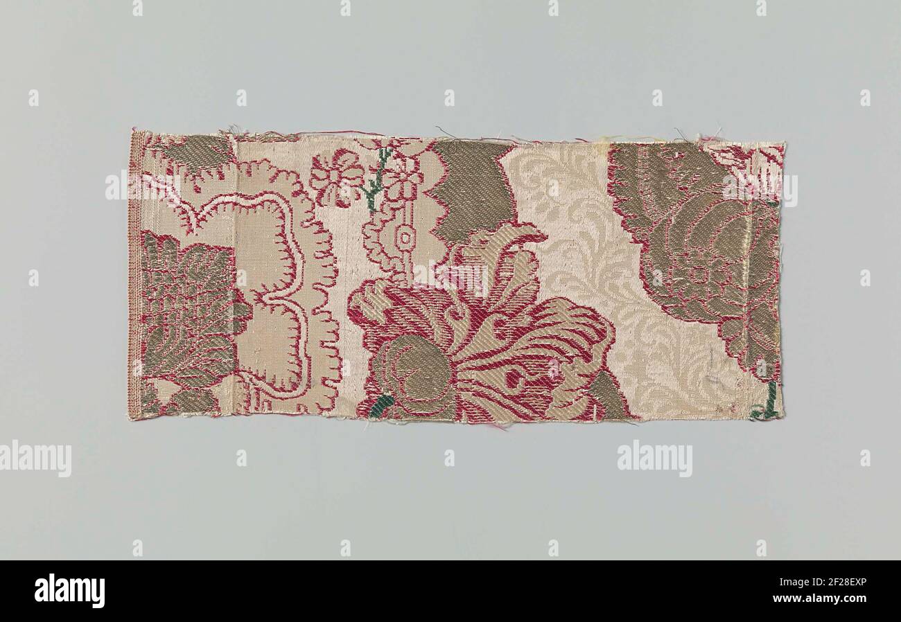 Fragment zijdelampas.A fragment white silk tissue with red flowers and ...