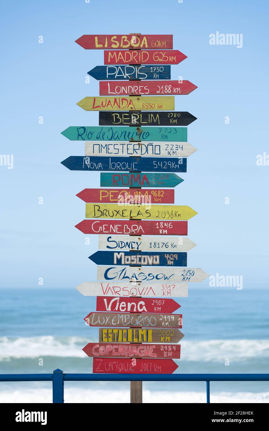 World cities distance sign hi-res stock photography and images - Alamy