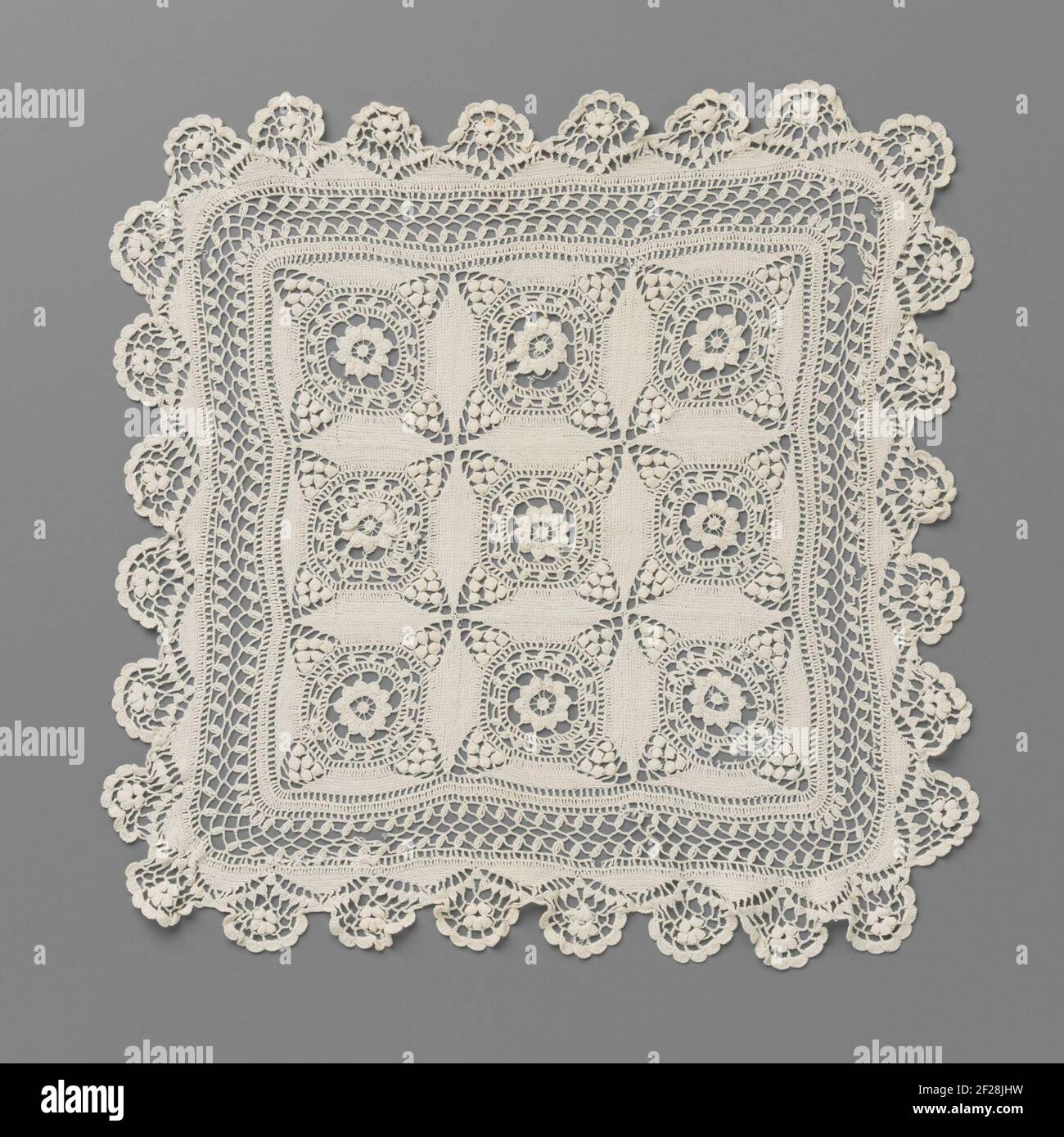 Kleed van haakwerk met reticella-achtige wielmotieven.Dress from ...