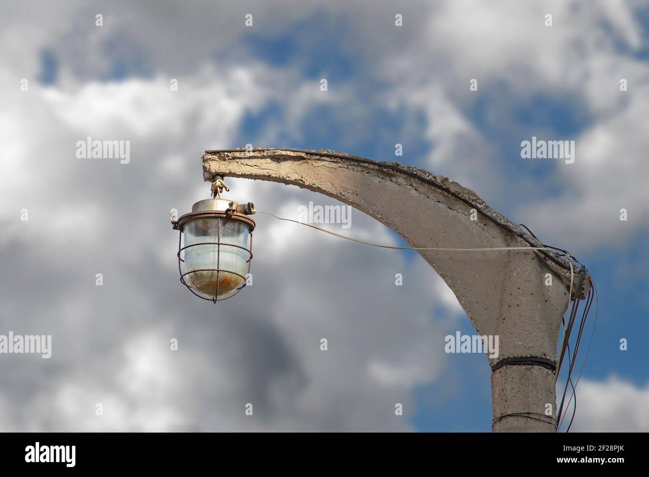 Sunny day lighting pole hi-res stock photography and images - Alamy