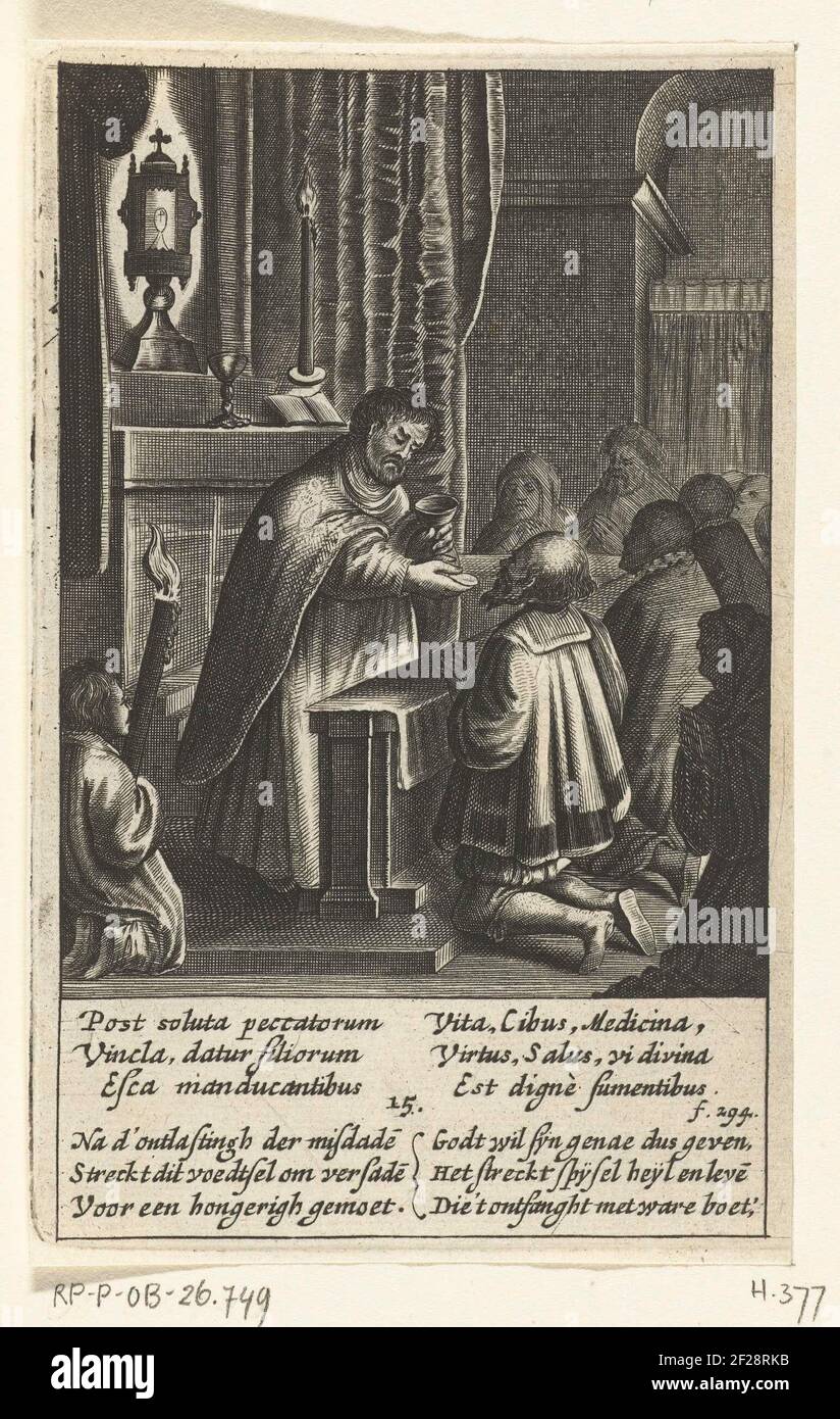 Priester leidt de communie en deelt hosties uit; Mirakel van Amsterdam ...