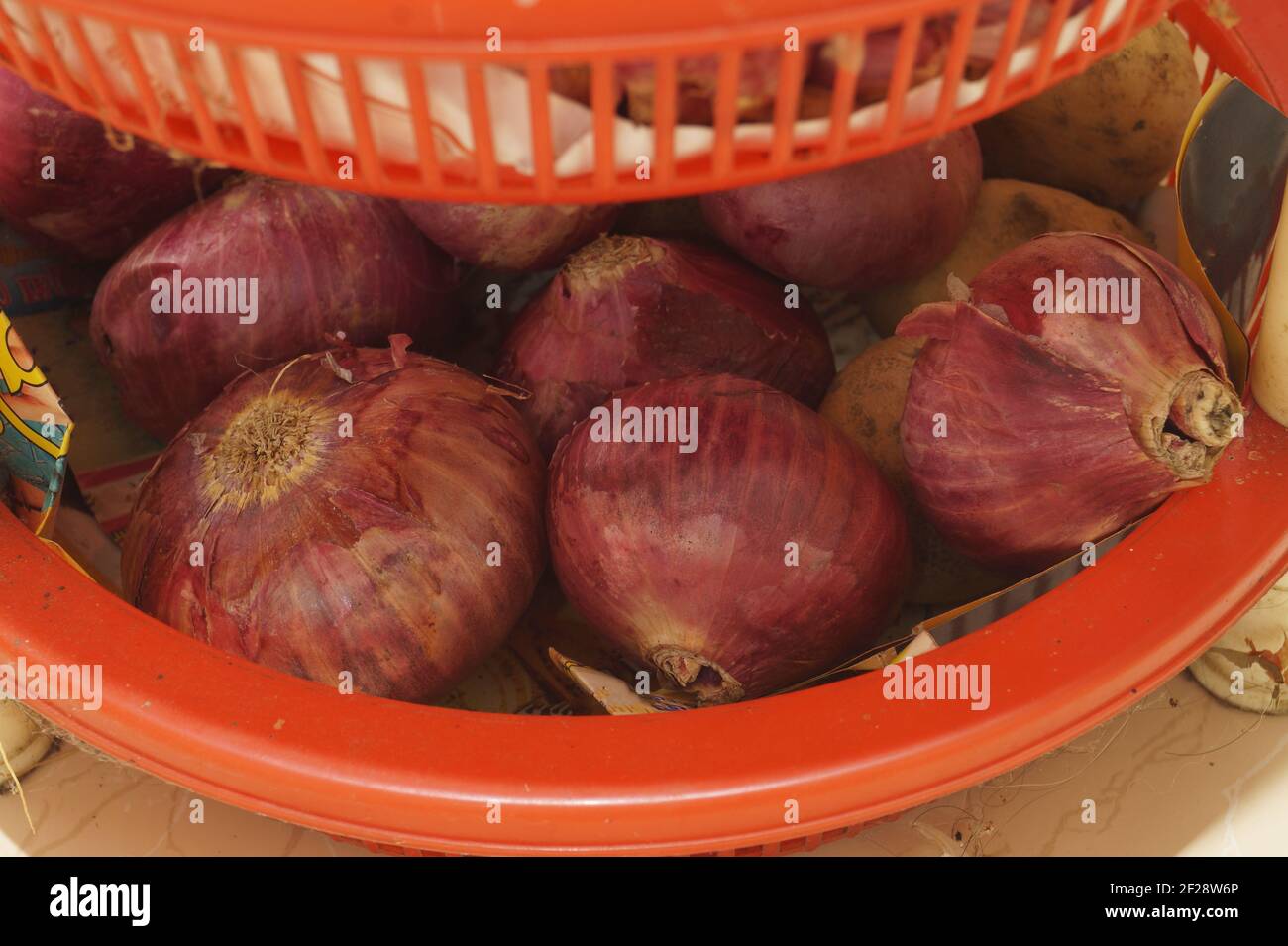 Heap of onions hi-res stock photography and images - Alamy