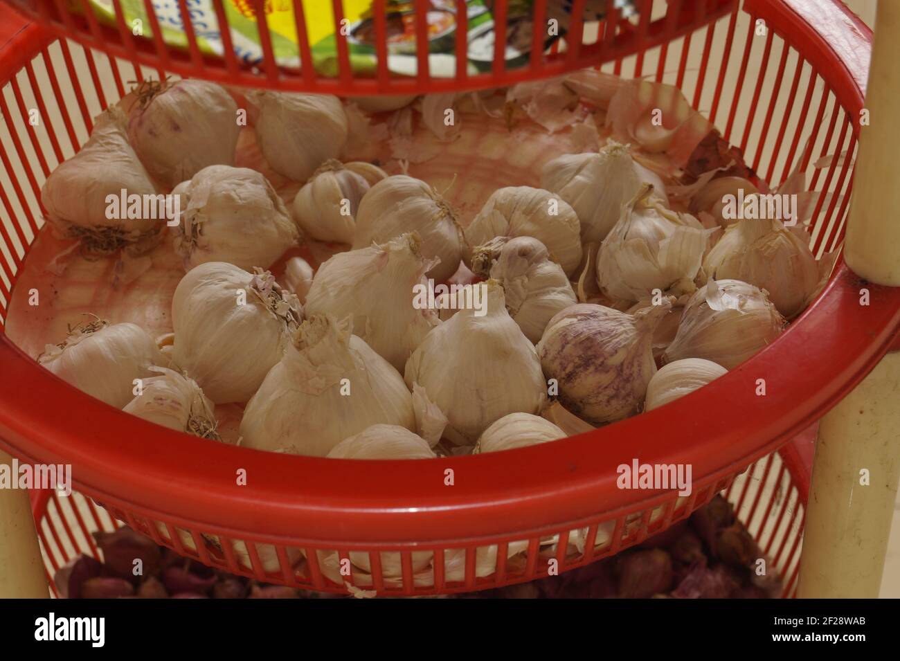 Heap of garlic in the container Stock Photo - Alamy