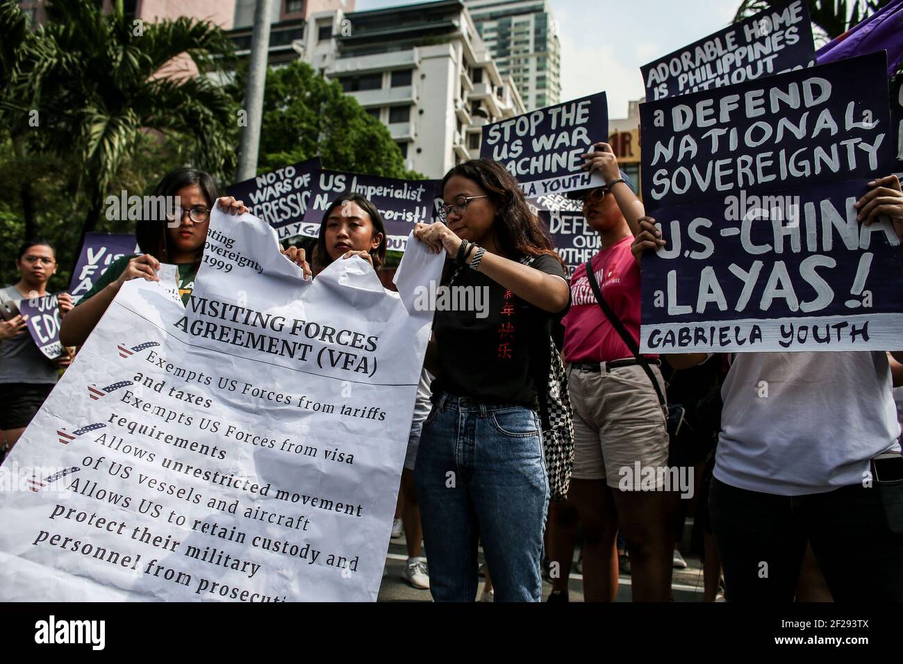 Group men in streets manila hi-res stock photography and images - Alamy
