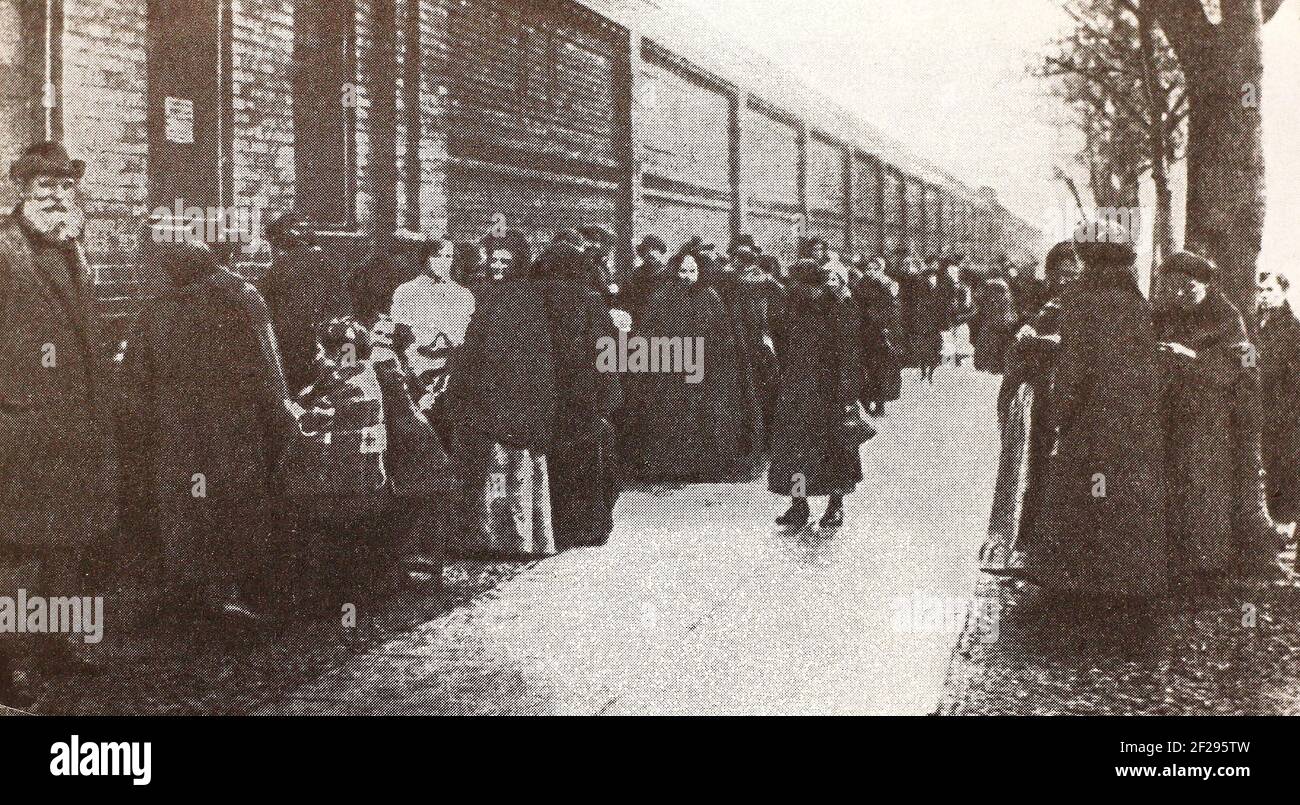 Food queue in Berlin in 1915 Stock Photo - Alamy