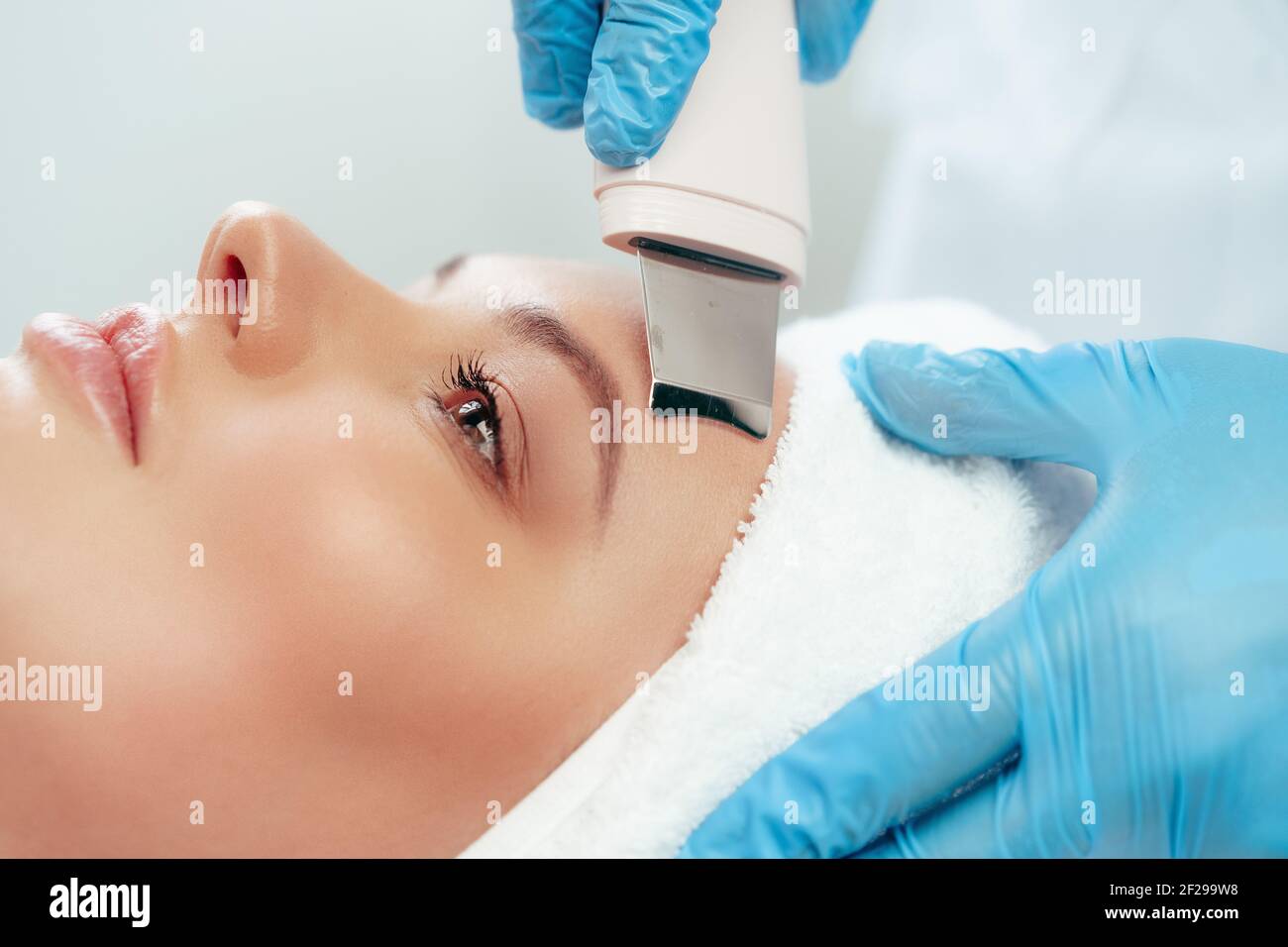 Woman receiving ultrasound lifting hi-res stock photography and images ...