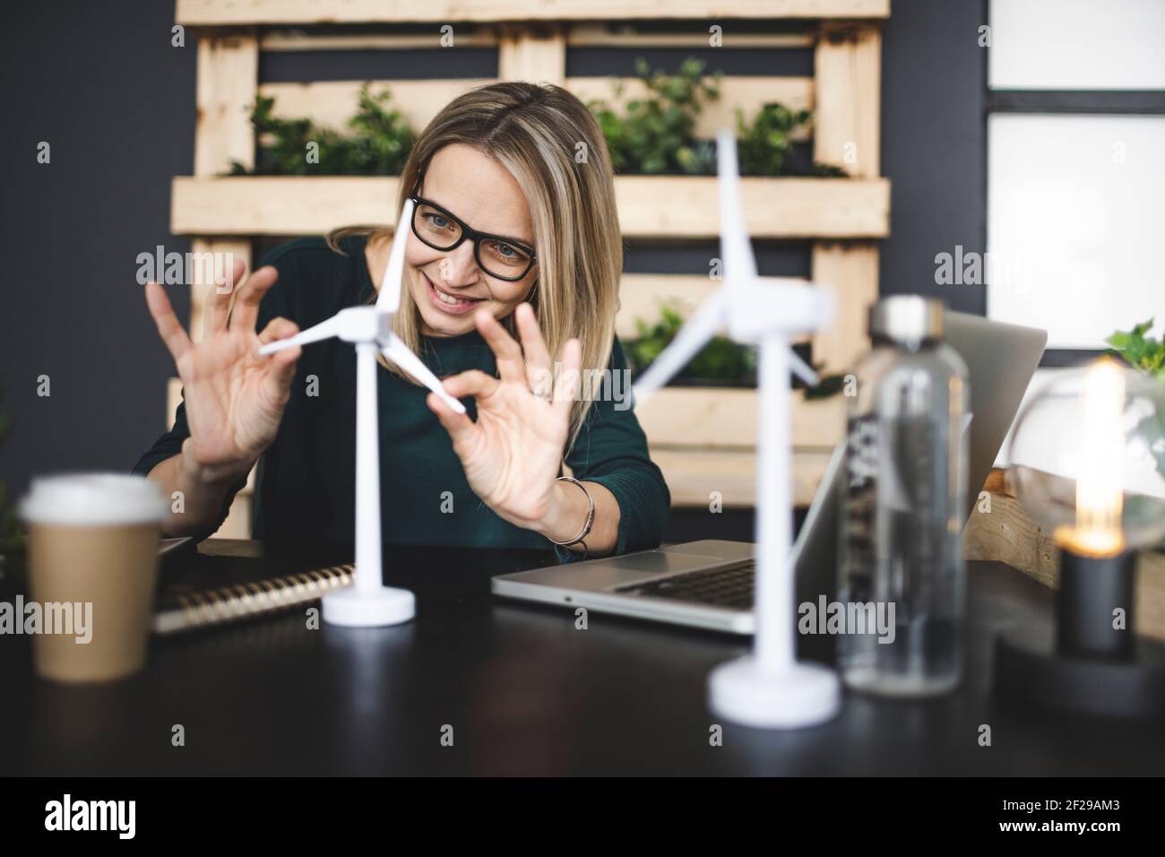 Young woman sits small desk hi-res stock photography and images - Alamy