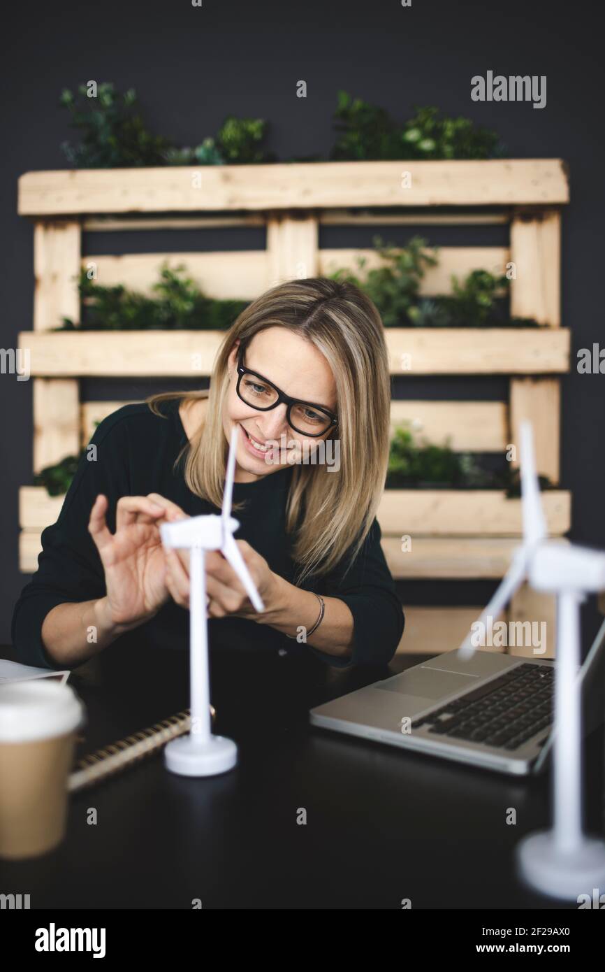 Young woman sits small desk hi-res stock photography and images - Alamy