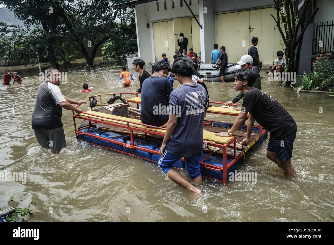 Rescue workers in flood hi-res stock photography and images - Alamy