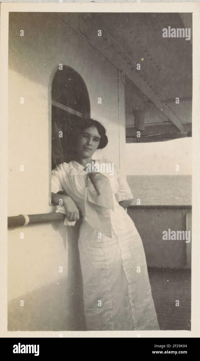 Celia Gargollo, aan dek.Portrait of Celia Gargollo, on deck of the ship ...