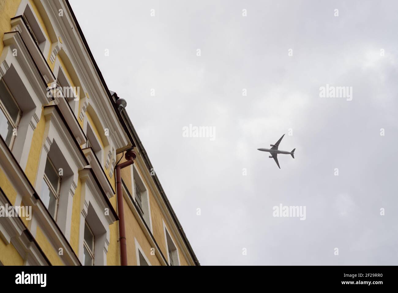Airplane flying over high buildings hi-res stock photography and images ...