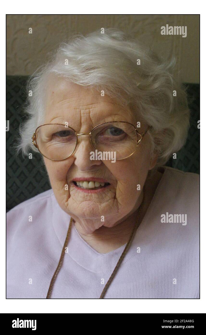 Case-study.....Jean Brown at home in Teddington.pic David Sandison 28/5 ...