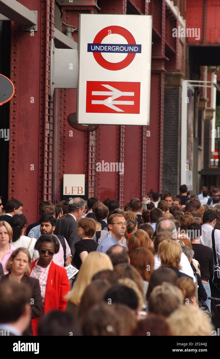 Bus outside waterloo station hi-res stock photography and images - Alamy