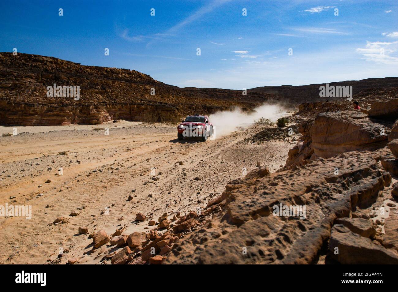 Cars on the Paris-Dakar race in the heat of the Egyptian desert Stock ...