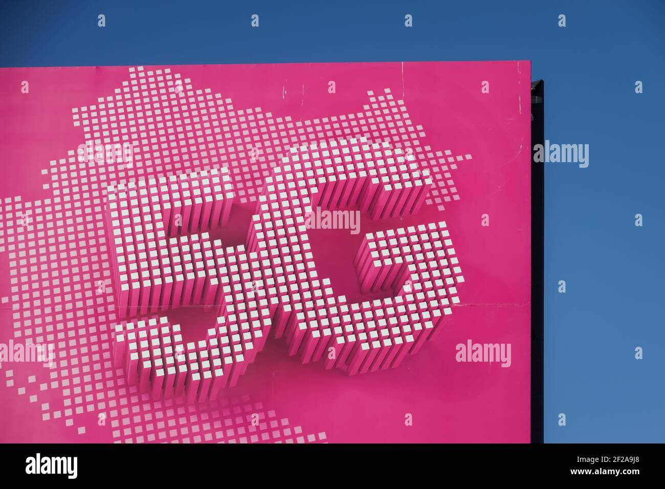 TCom advertisement for the new generation of 5G high-speed internet on ...