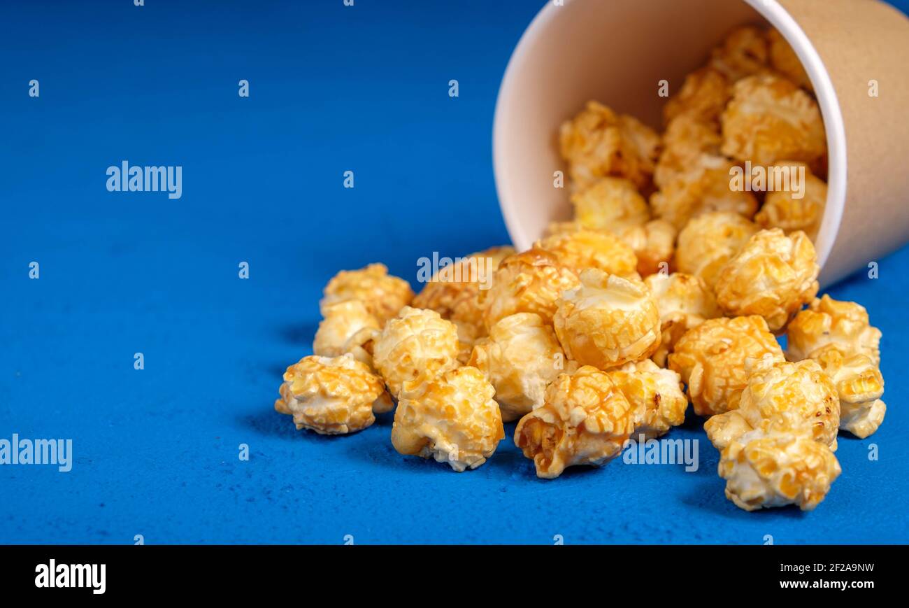 White cup full popcorn hi-res stock photography and images - Alamy