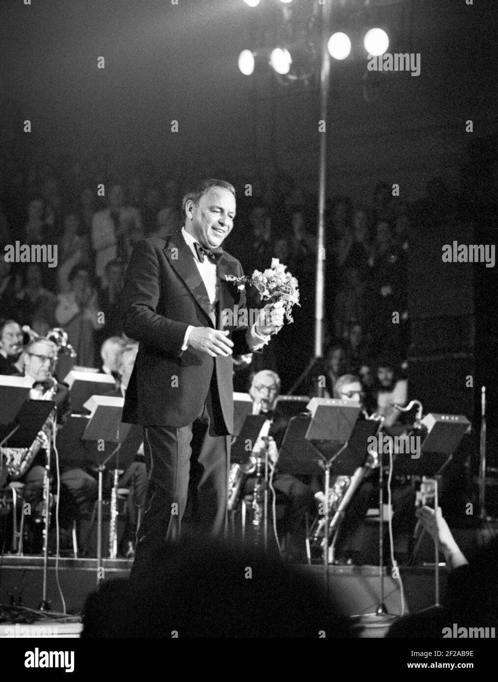 Frank sinatra in 1975 hi-res stock photography and images - Alamy