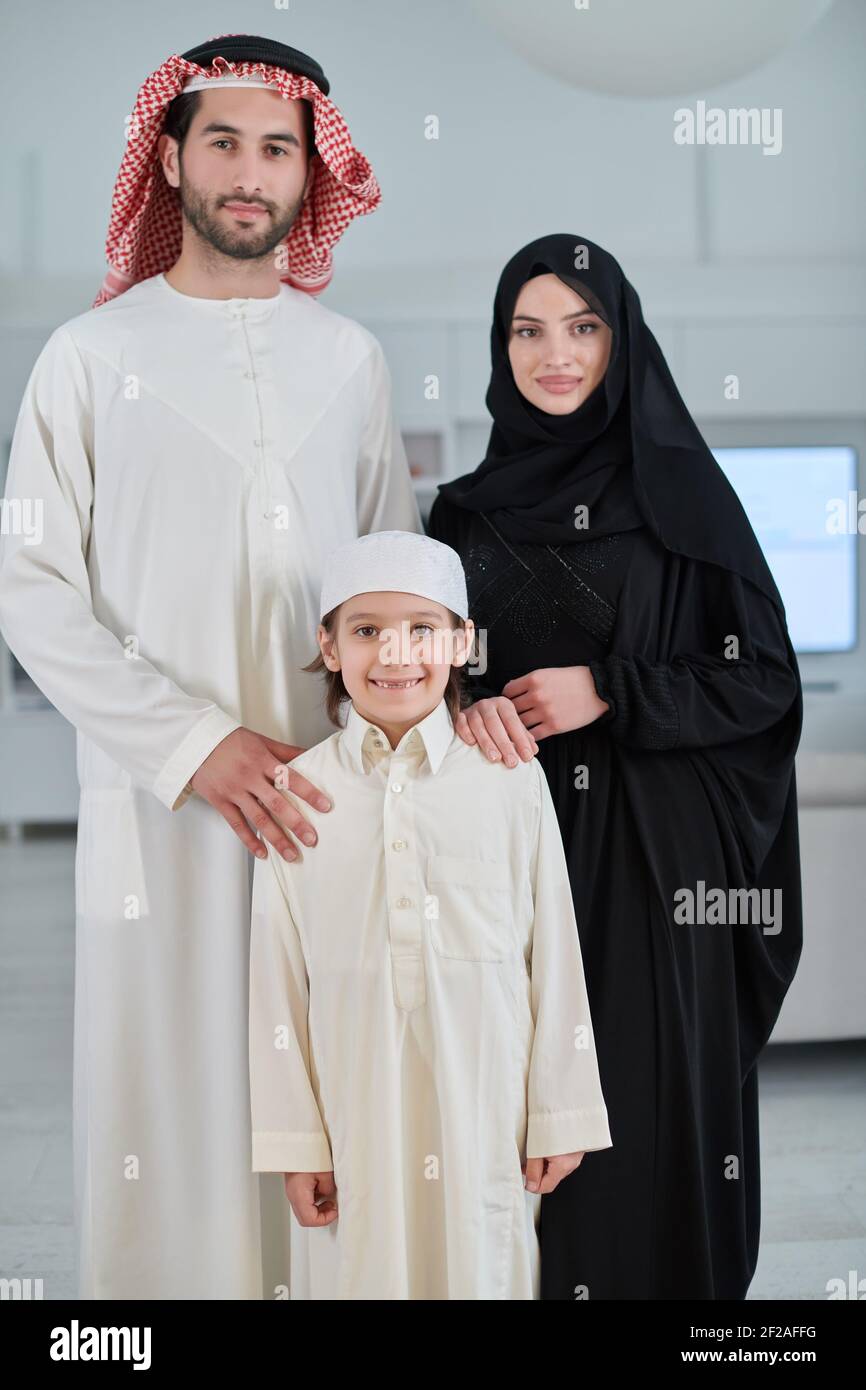 Portrait of young arabian muslim family wearing traditional clothes ...