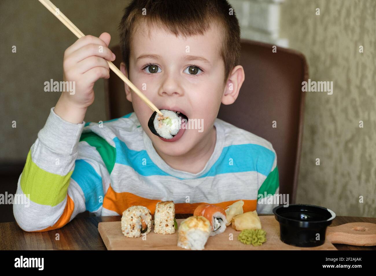 Japan sushi eating child hi-res stock photography and images - Alamy