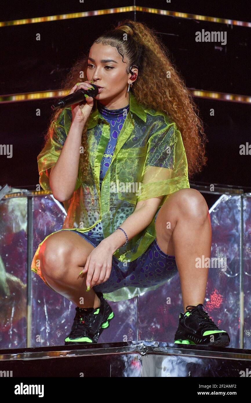 Ella eyre on stage hi-res stock photography and images - Alamy