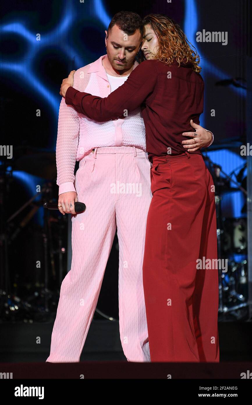 Sam smith on stage hi-res stock photography and images - Alamy