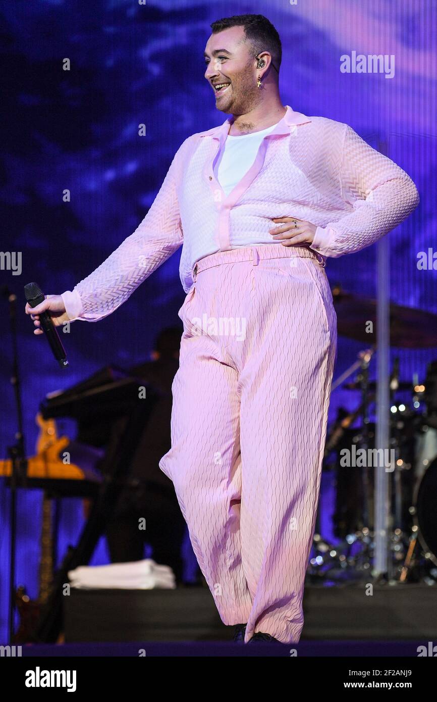 Sam smith on stage hi-res stock photography and images - Alamy