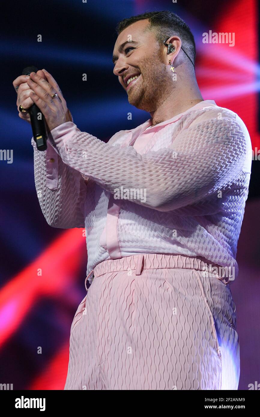 Sam smith on stage hi-res stock photography and images - Alamy