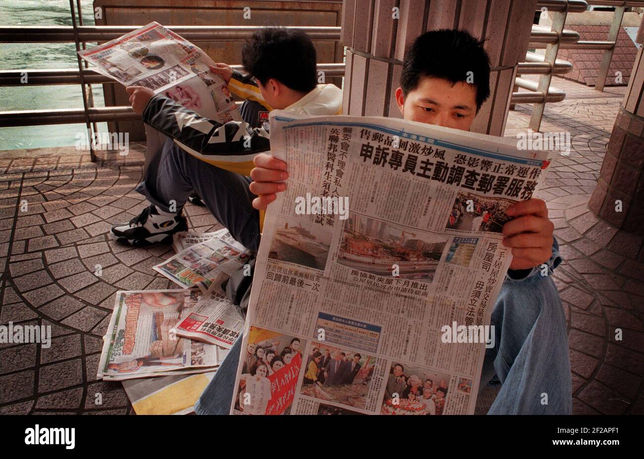People newspapers hi-res stock photography and images - Alamy