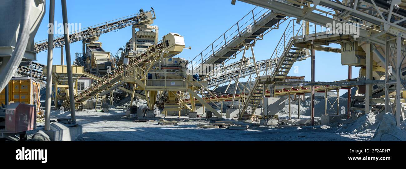 Quarry gravel sand machinery plant hi-res stock photography and images ...