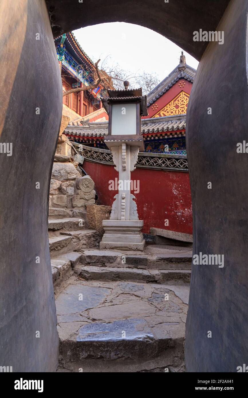 Chinese entrance gate gateway doorway hi-res stock photography and ...