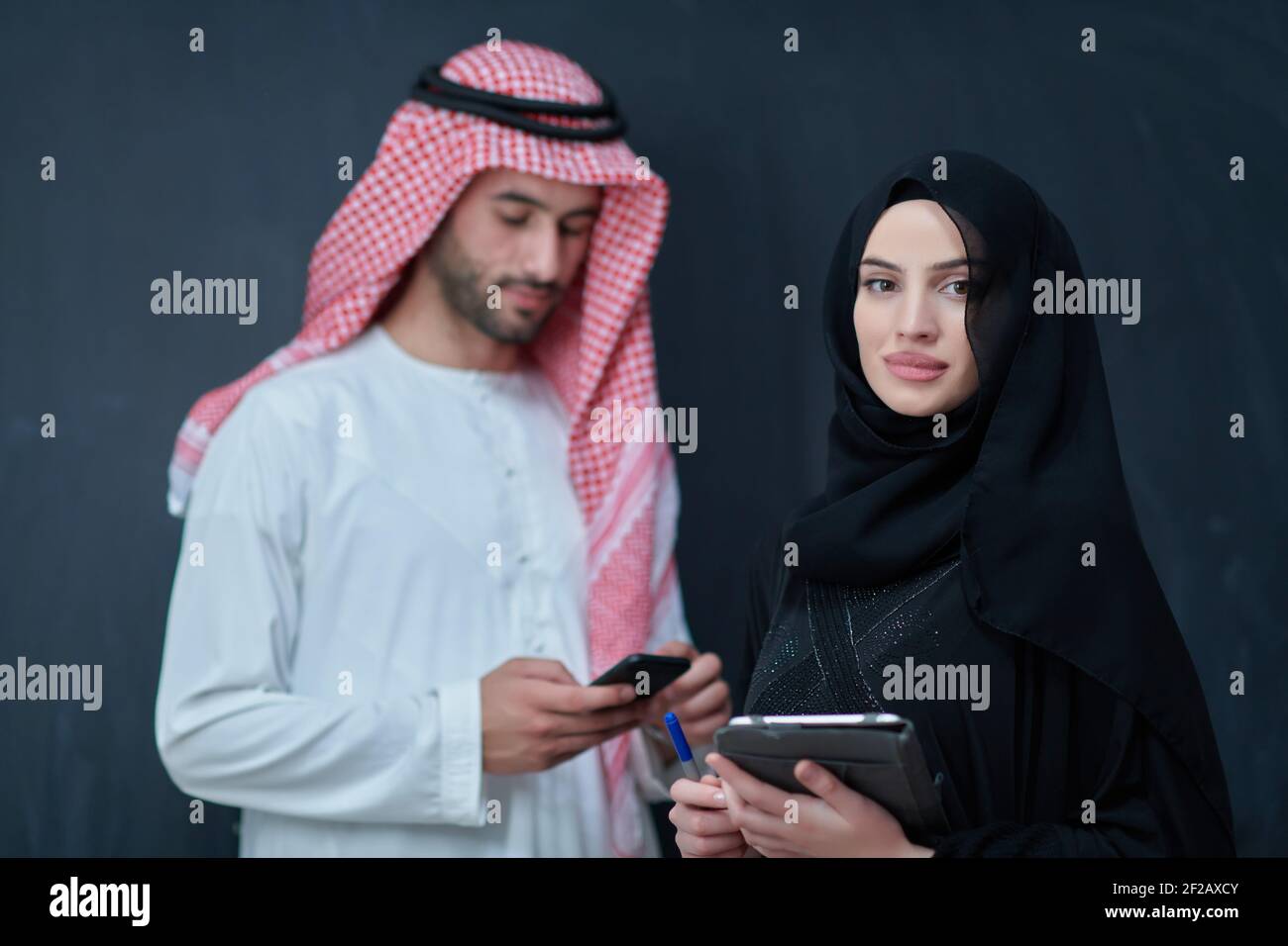 Arabs and technology hi-res stock photography and images - Alamy