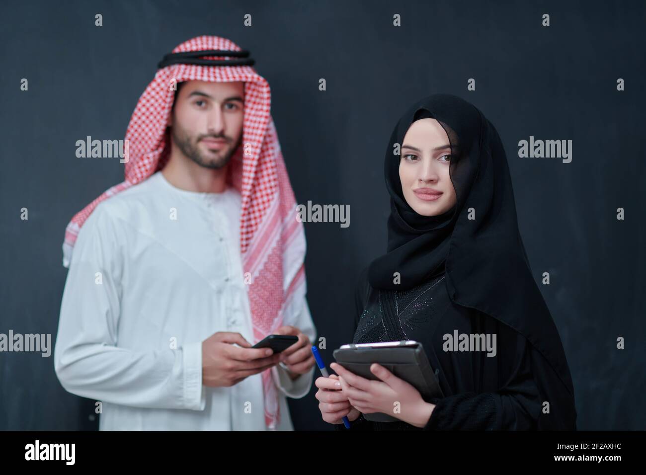 Young arabs and technology hi-res stock photography and images - Alamy