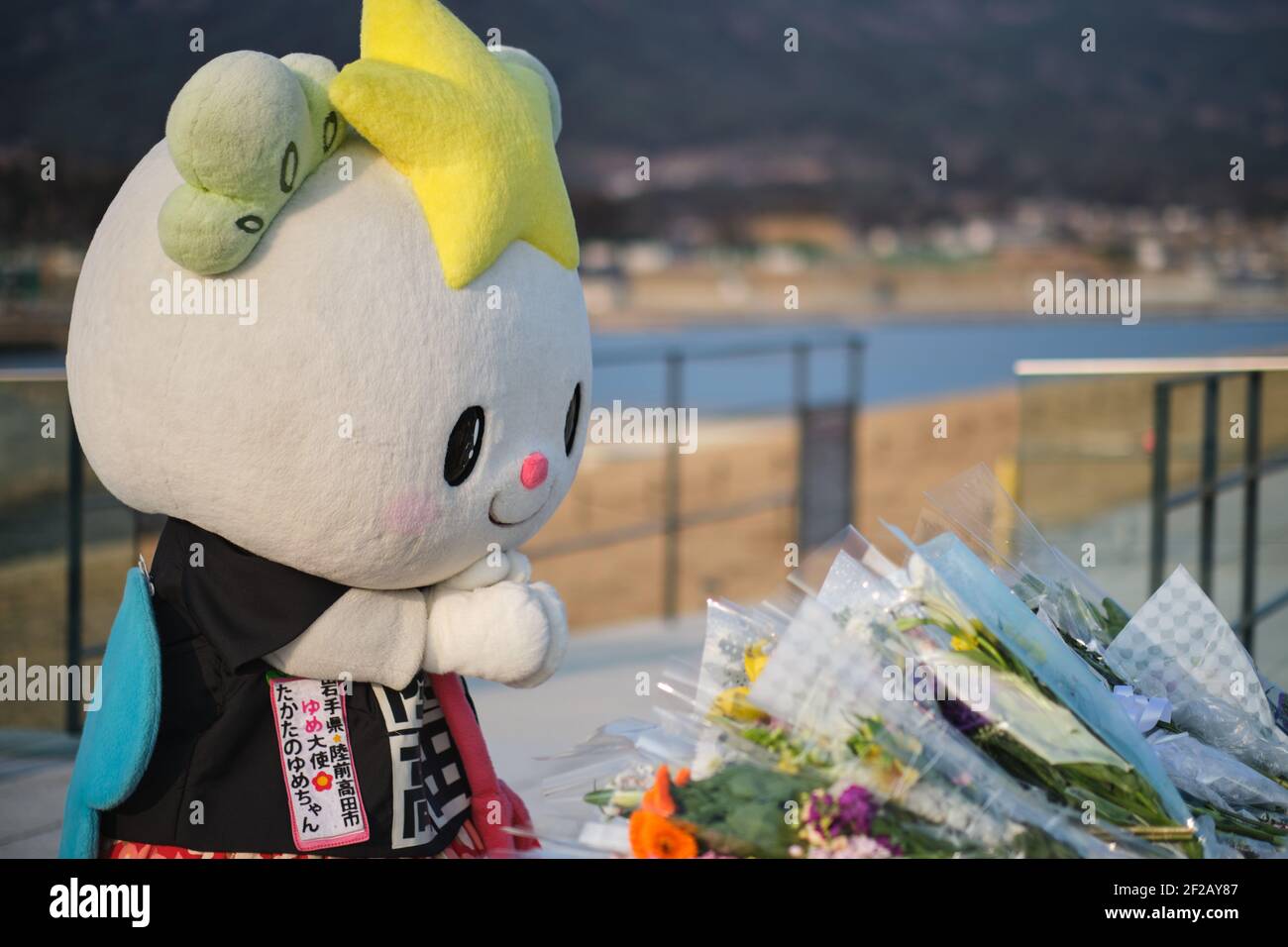 Rikuzentakata's mascot prays at Iwate Tsunami Memorial on March 11 ...