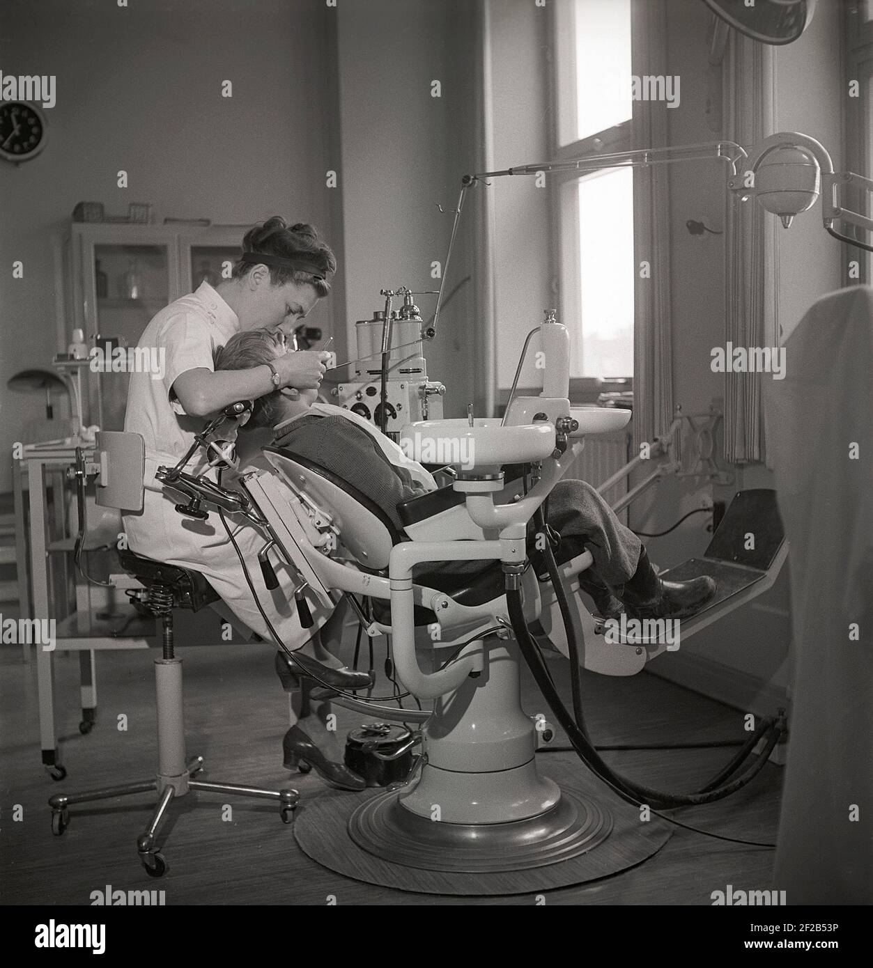 Dentist and patient vintage hi-res stock photography and images - Alamy
