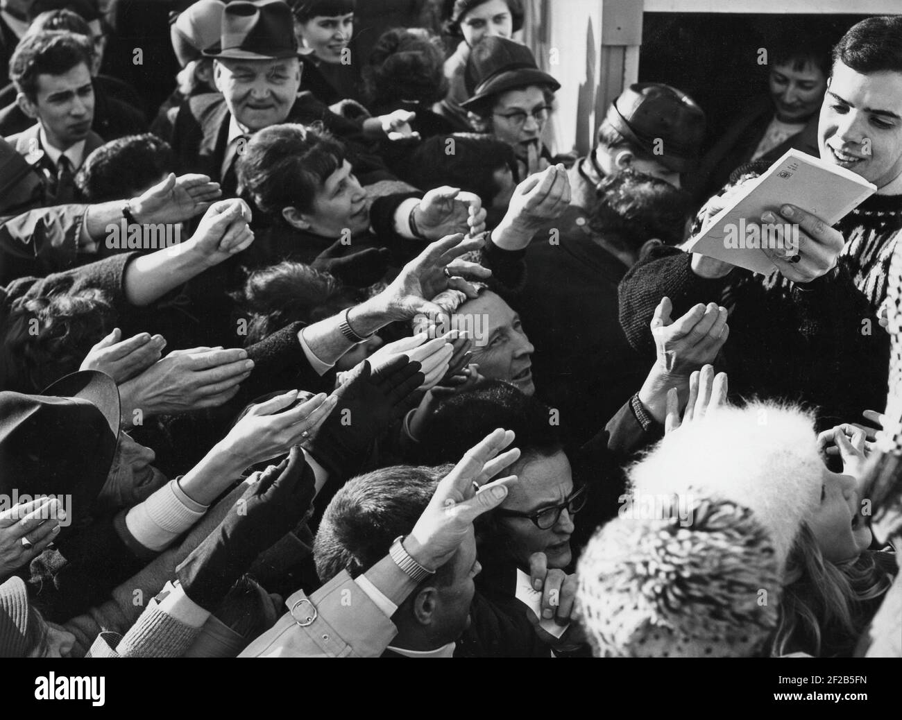 Signing autographs fans sign hi-res stock photography and images - Alamy