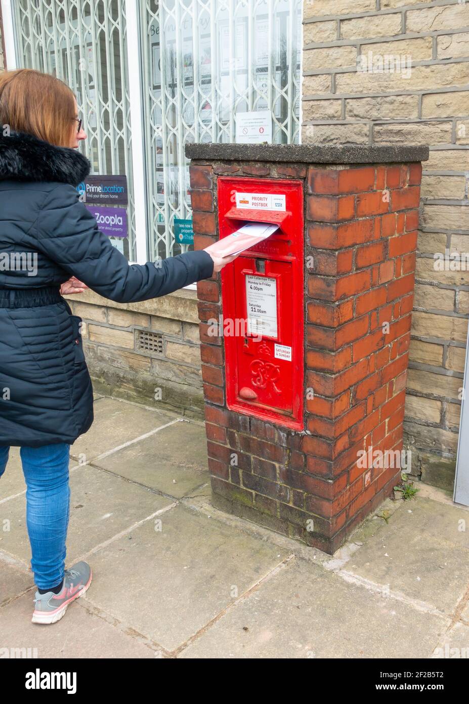 Woman posting letter in post hi-res stock photography and images - Alamy