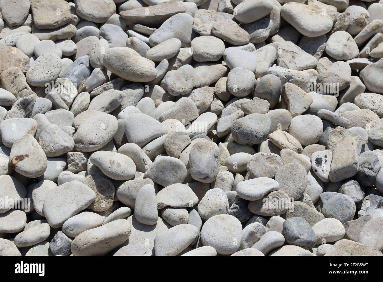 Smooth white pebbles hi-res stock photography and images - Alamy