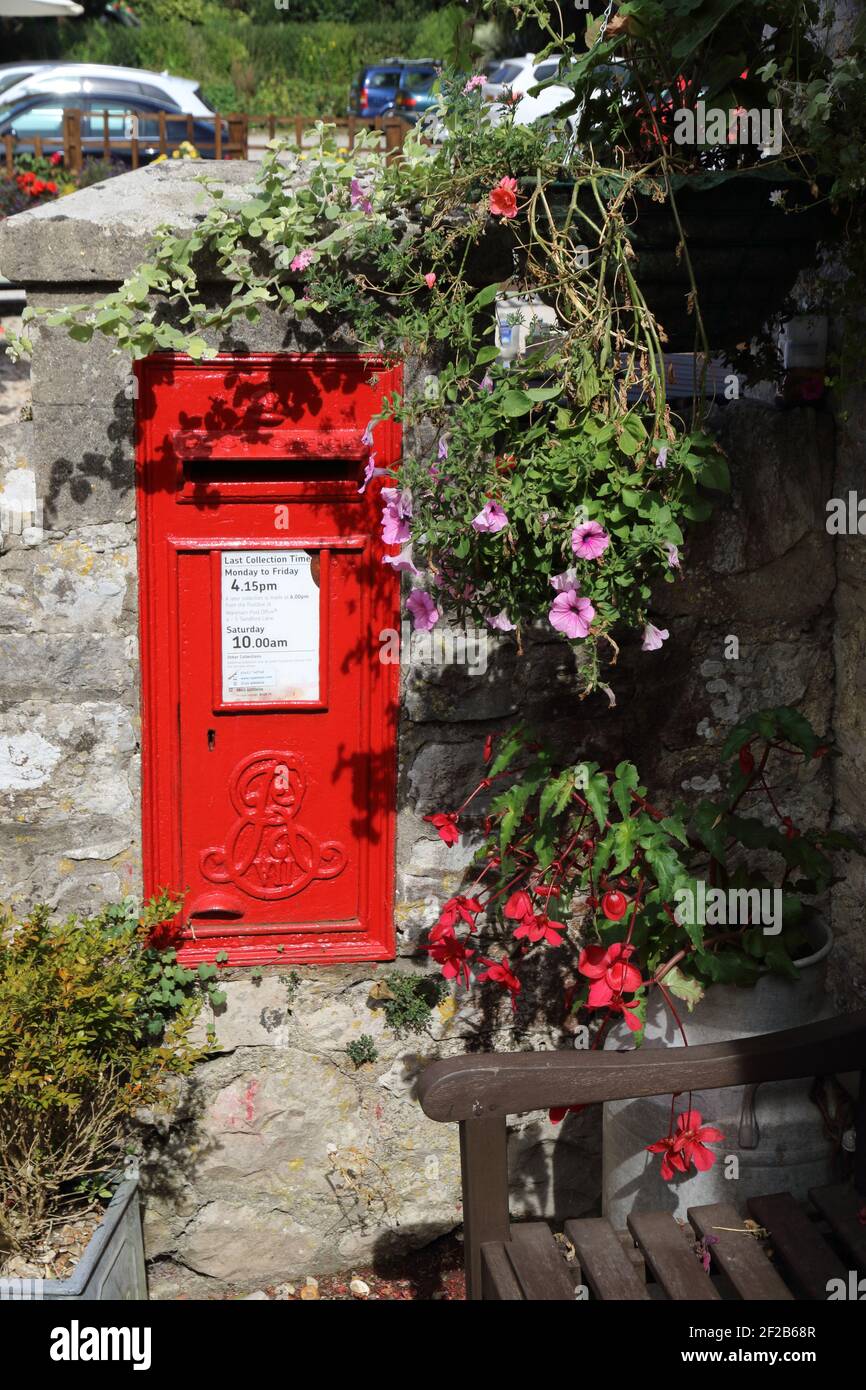 Wall Mounted English Red Post Box Stock Photo - Alamy