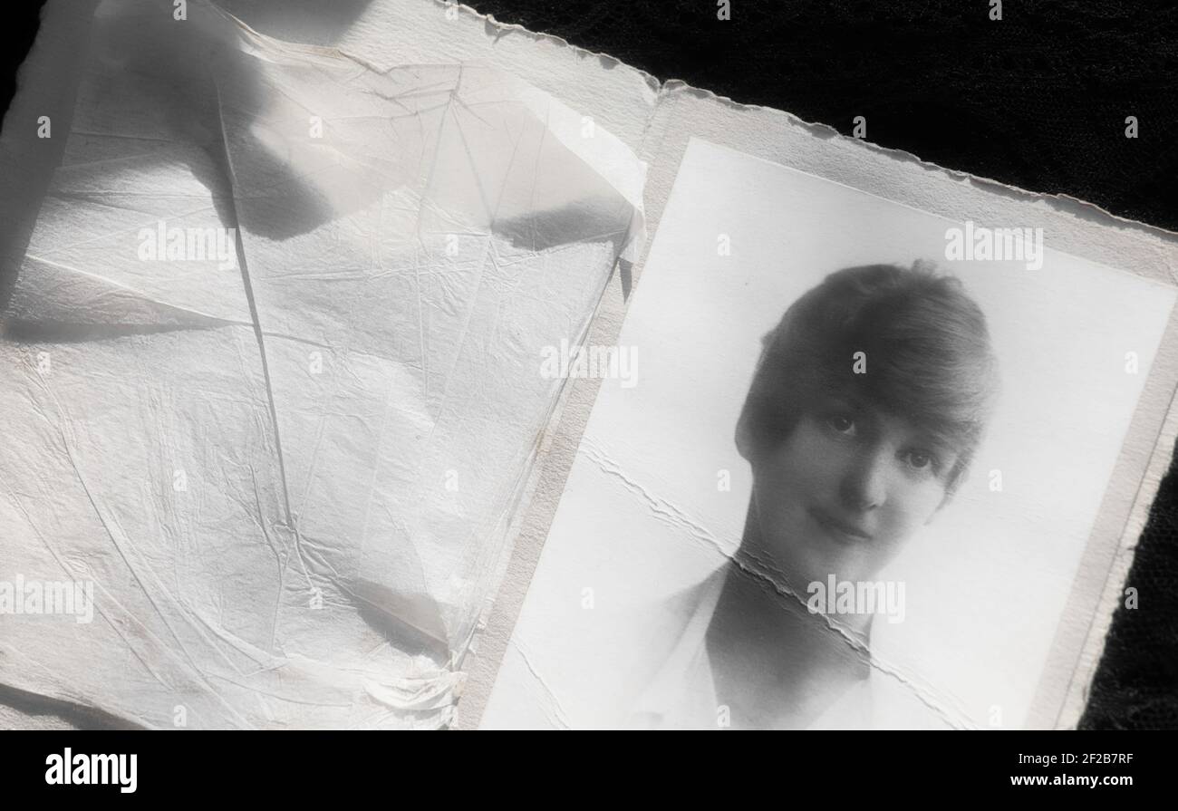 Nostalgia vintage woman hi-res stock photography and images - Alamy