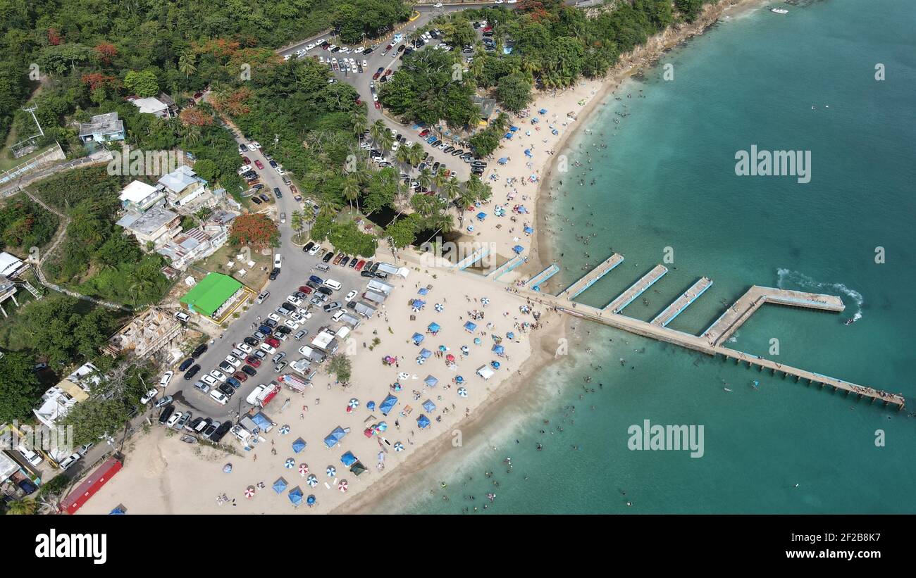 An aerial view of the group of people relaxing on the beach Stock Photo ...