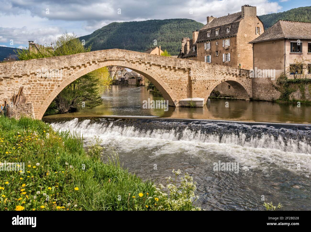 13th century stone bridge hi-res stock photography and images - Alamy