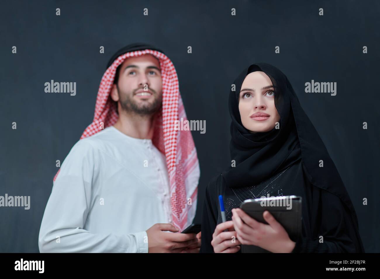 Arabs and technology hi-res stock photography and images - Alamy