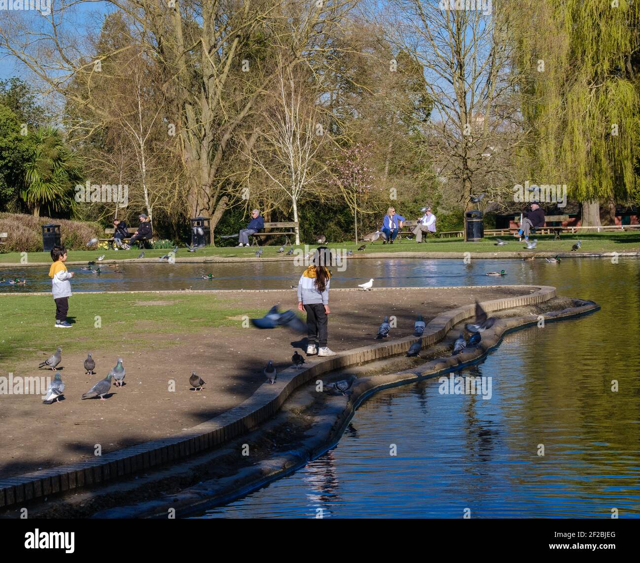 People sitting on park benches hi-res stock photography and images - Alamy